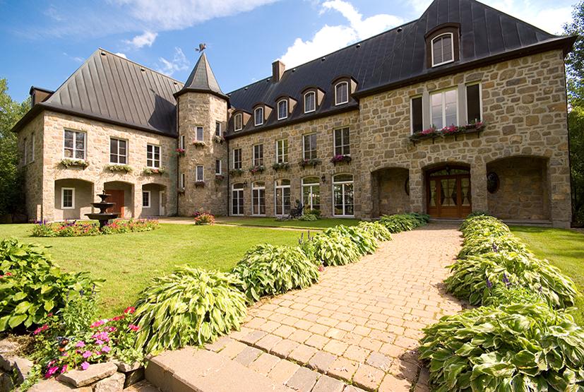 Castillo clásico por fuera, moderno por dentro — idealista/news