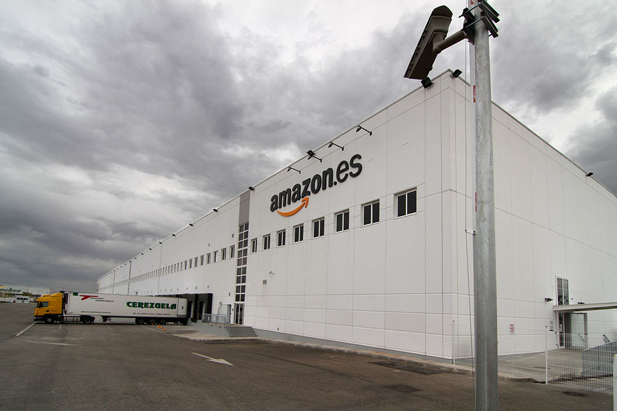 Se inaugura el primer centro logístico de amazon en España — idealista/news
