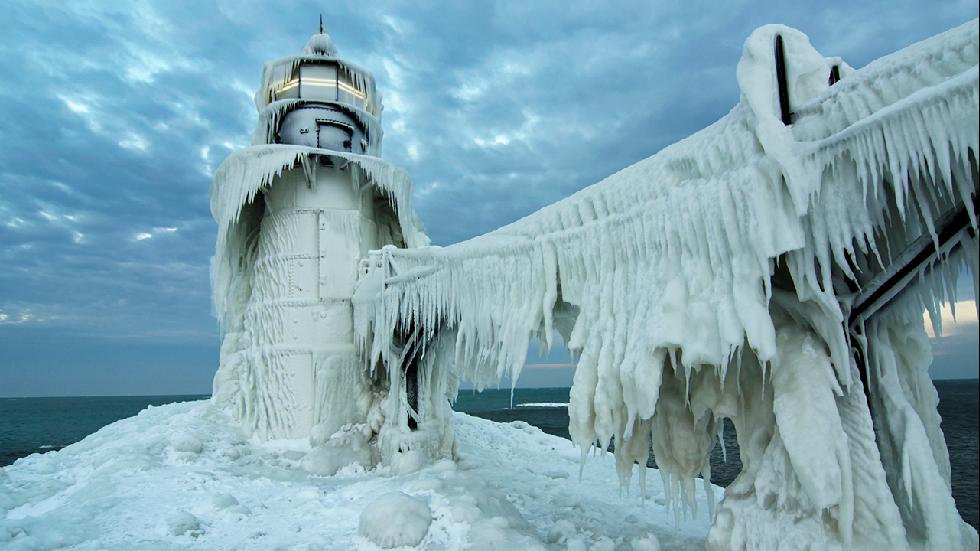 La belleza que emergió del frío: los espectaculares faros congelados ...