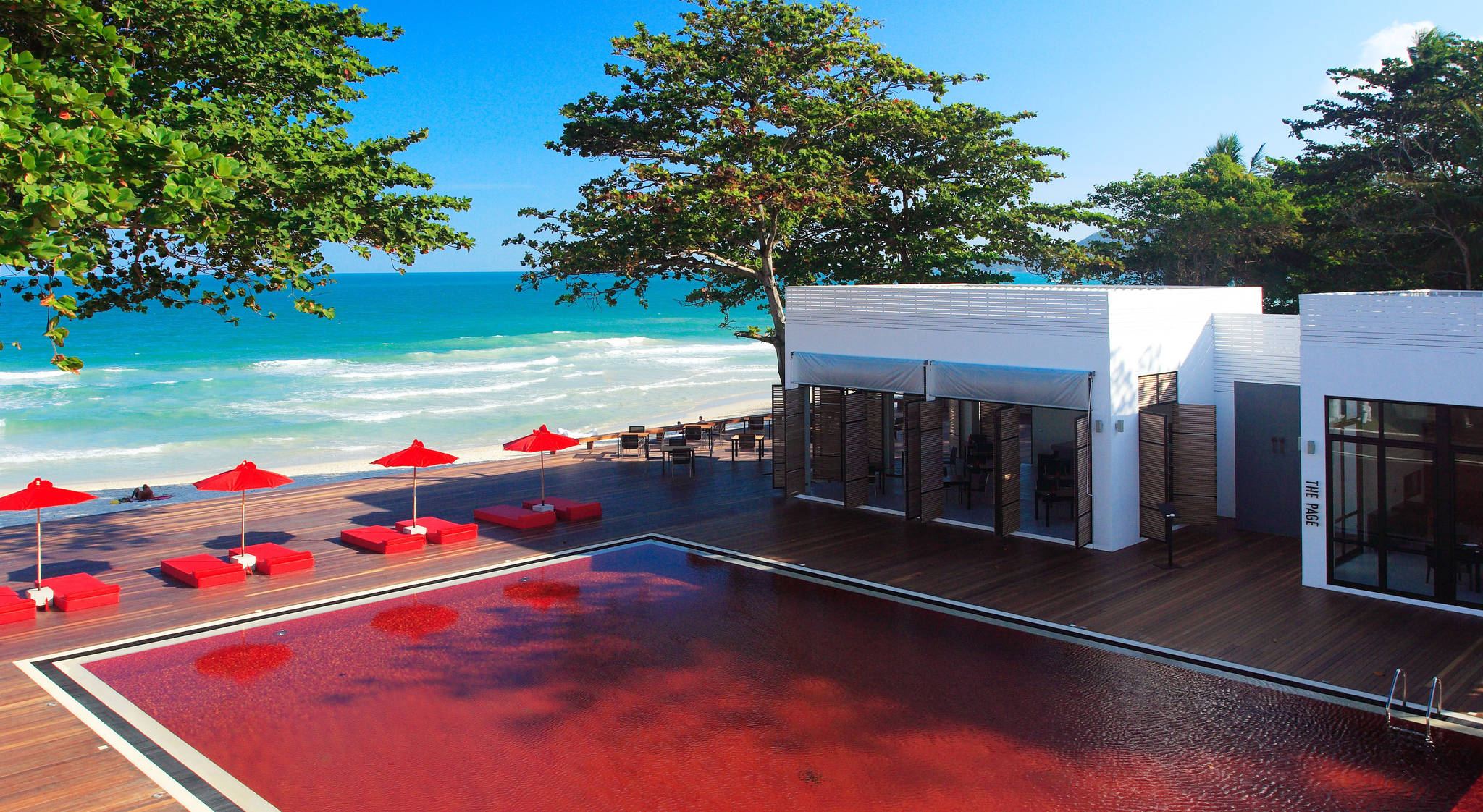 ¿Te atreverías a pegarte un baño en la única piscina roja del mundo ...