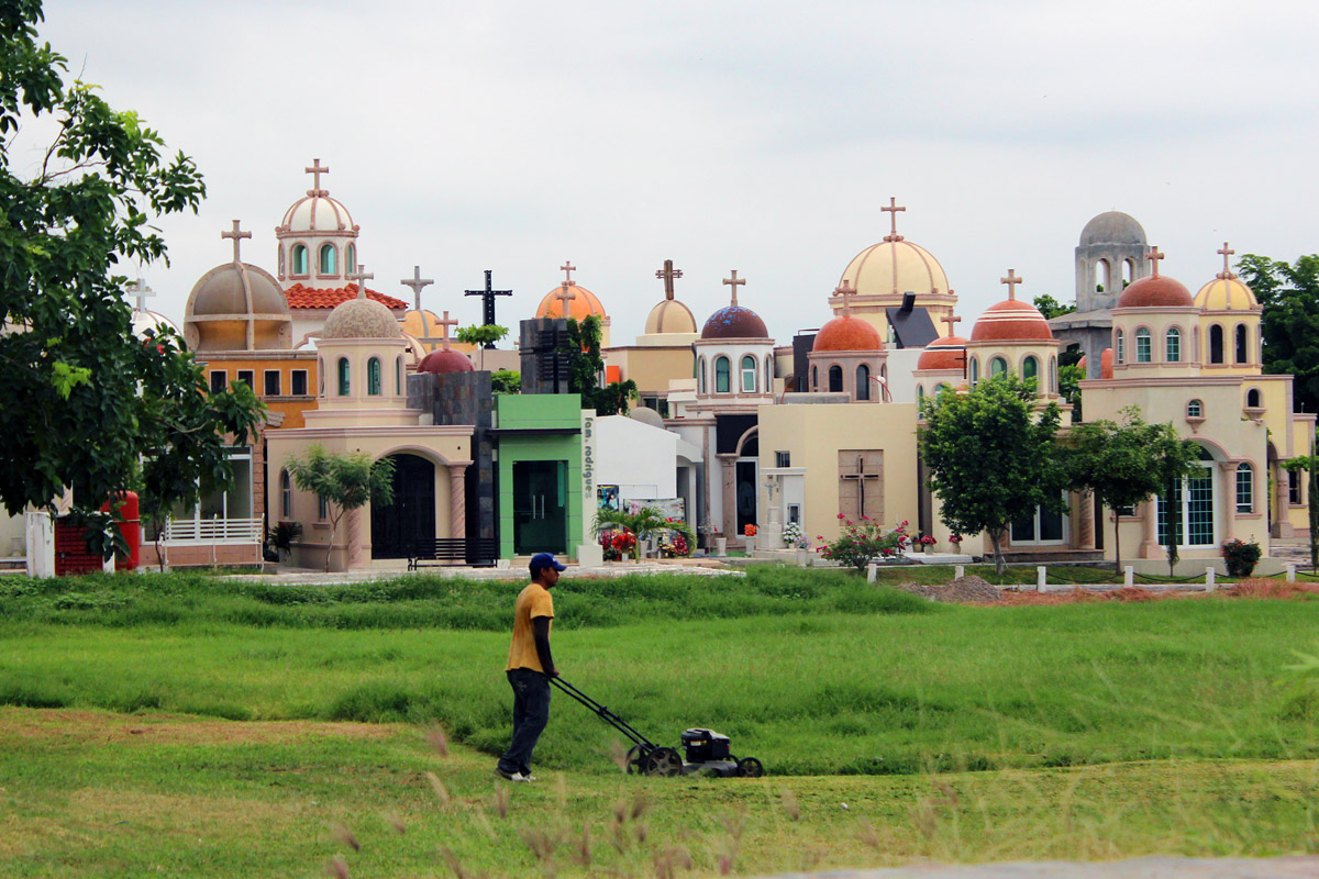 Los sorprendentes y lujosos mausoleos de los narcos mexicanos ...