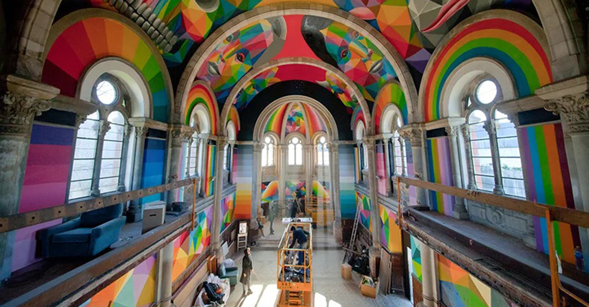 Nueva obra del artista español Okuda San Miguel en una casa en ruinas ...