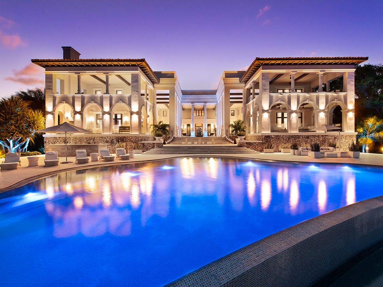 Esta enorme mansión frente a una playa privada en la costa de Miami se ...