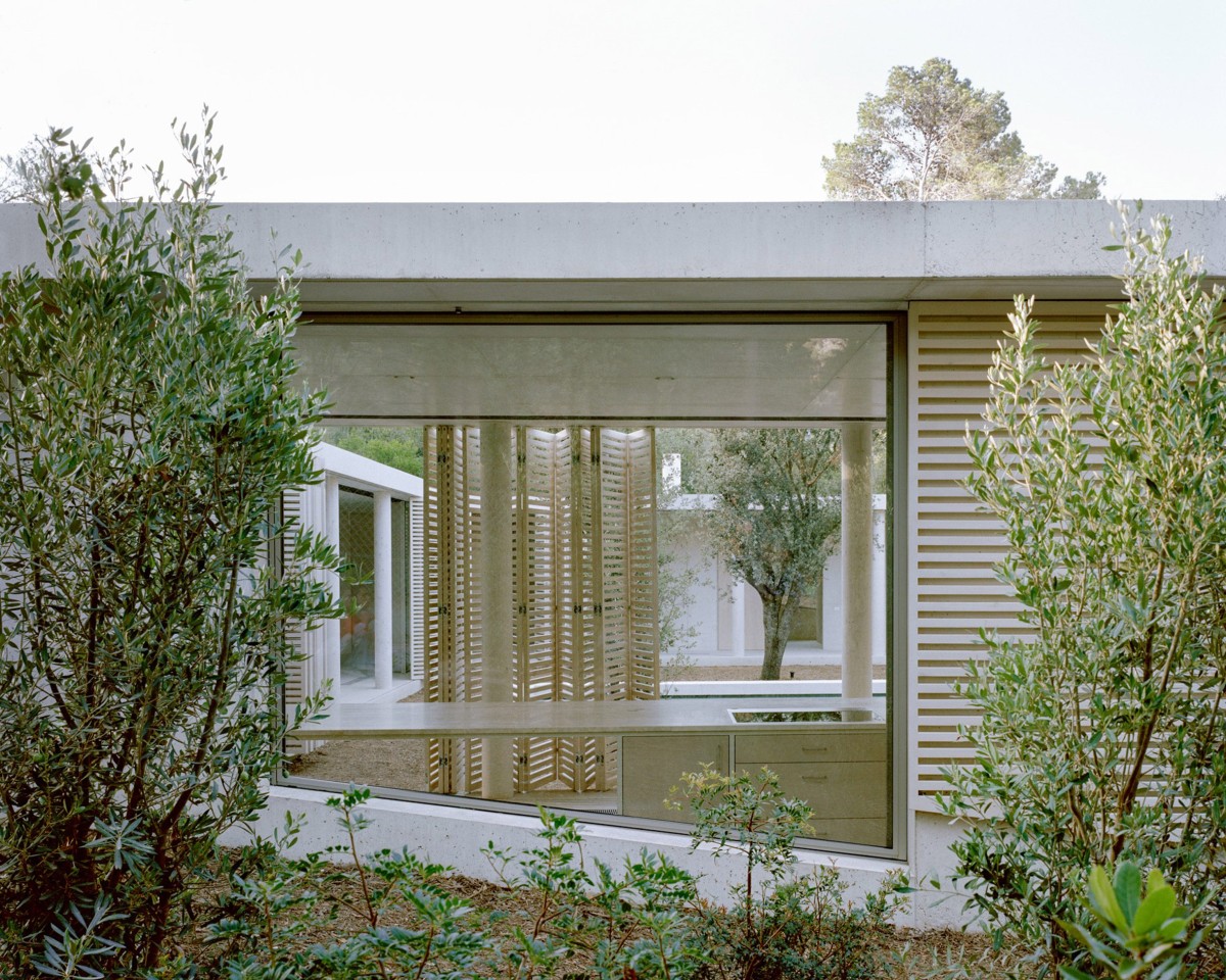 El minimalismo extremo en torno a un patio se encuentra en la Costa ...