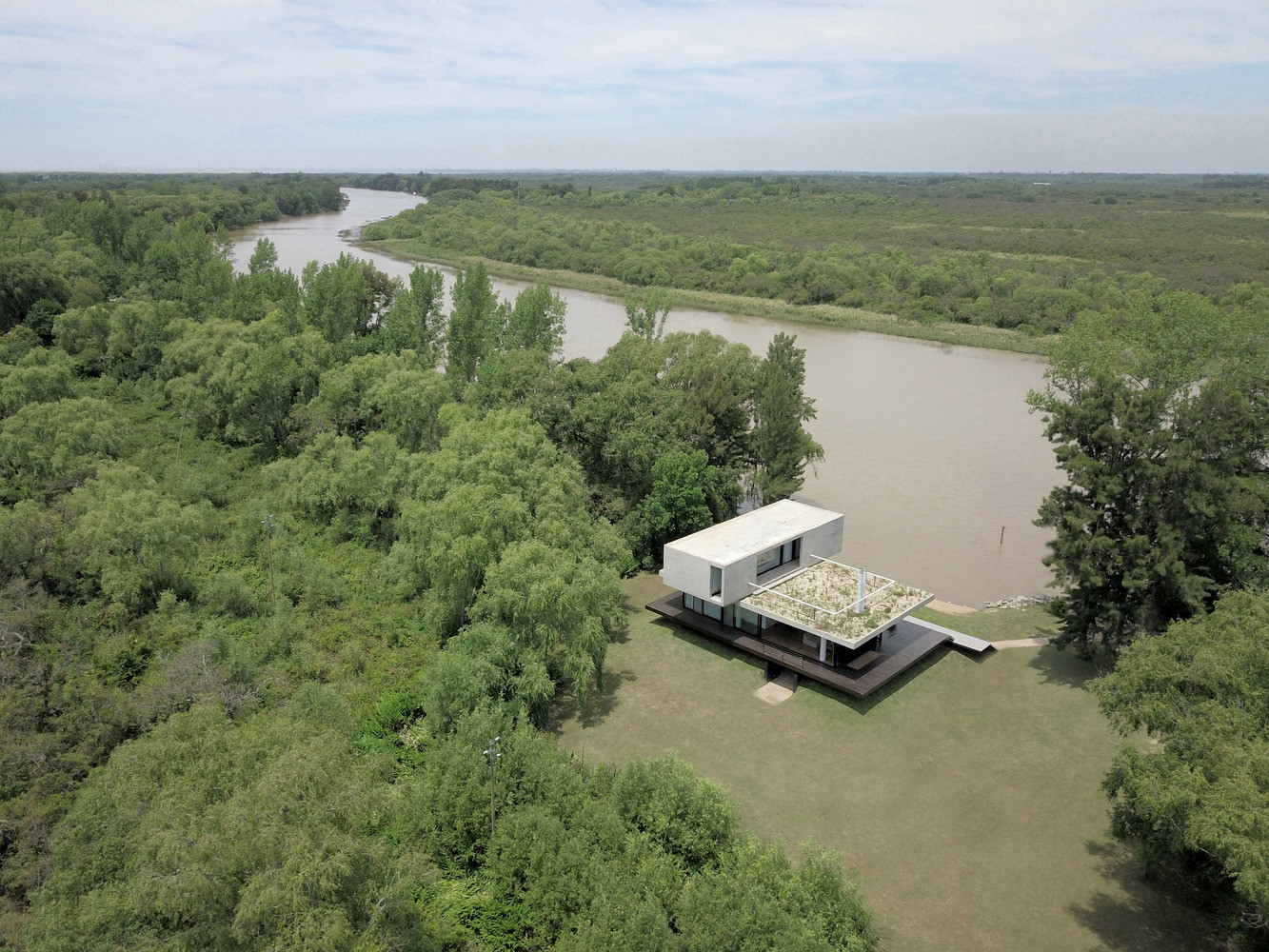 La casa ideal para desconectar de todo que se encuentra protegida por ...