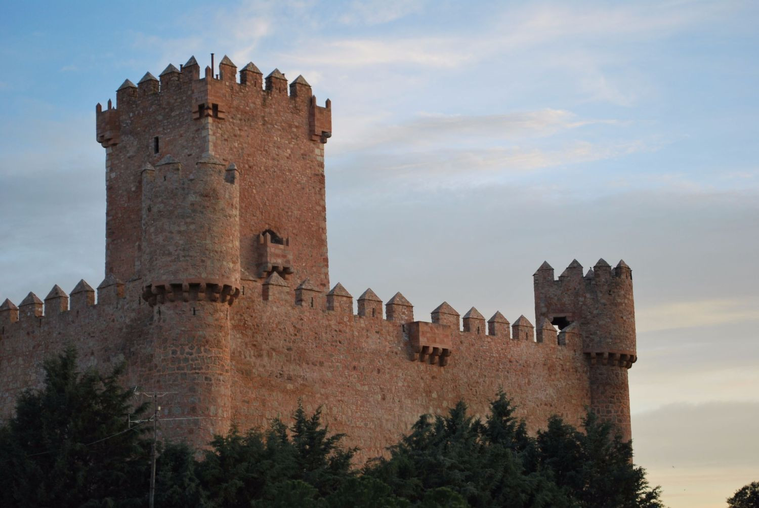 Ya puedes vivir en un castillo por 500 euros al mes y a menos de una ...