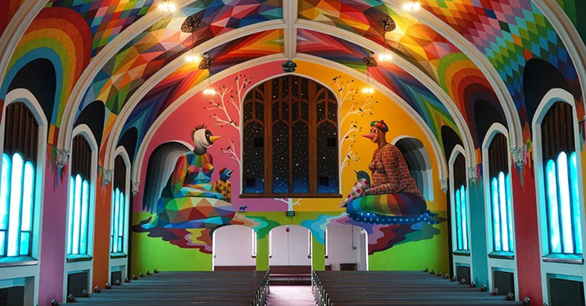 Nueva obra del artista español Okuda San Miguel en una casa en ruinas ...