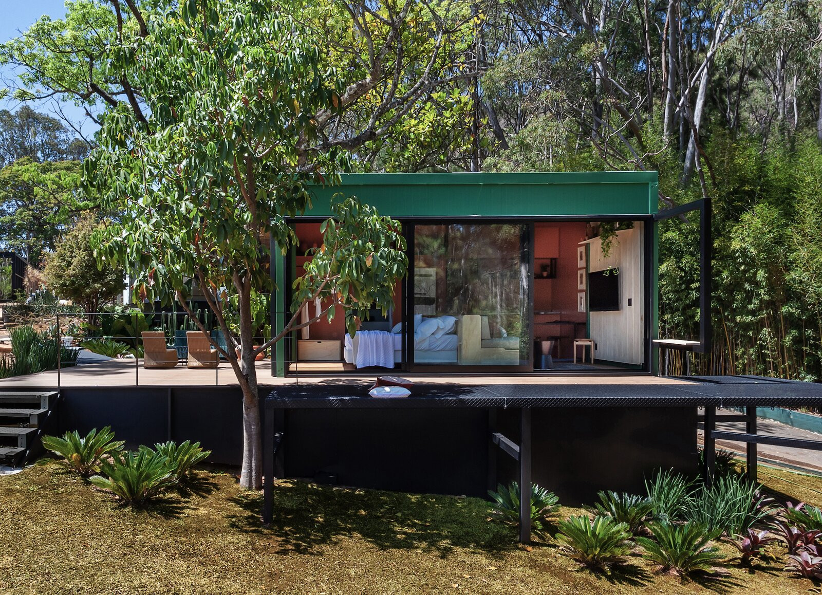 Una curiosa casa prefabricada desmontable y llena de color hecha con ...