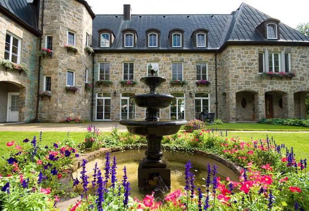 Castillo clásico por fuera, moderno por dentro — idealista/news