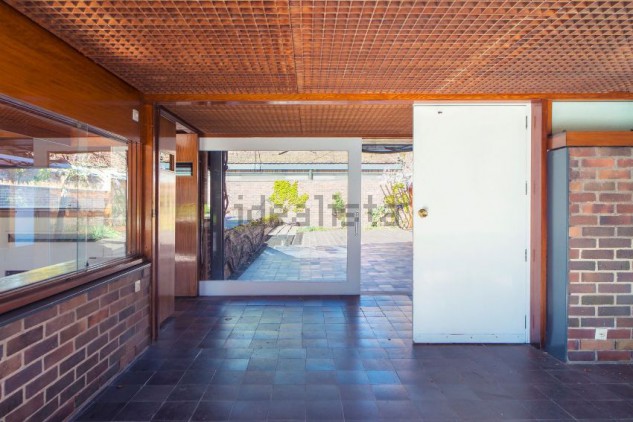 Vuelve al mercado una joya de la arquitectura: la Casa Huarte se rebaja ...