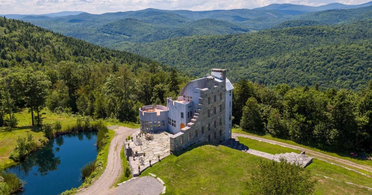 Casas de ensueño: un moderno castillo del siglo XXI con lago y la ...