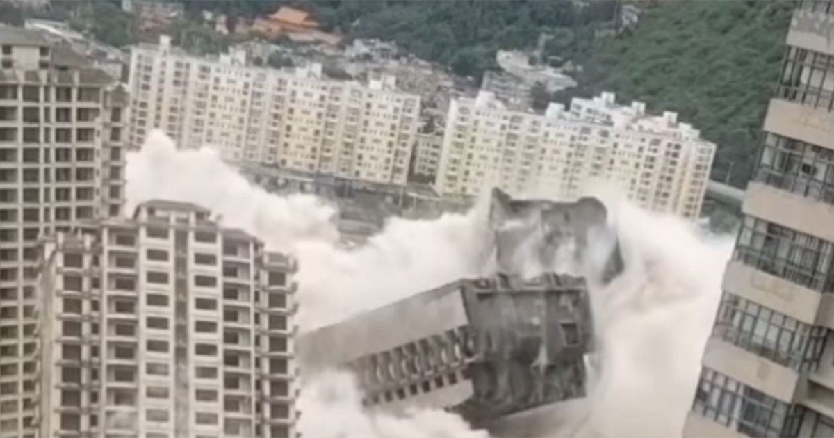 The impressive demolition of 15 skyscrapers in less than a minute ...